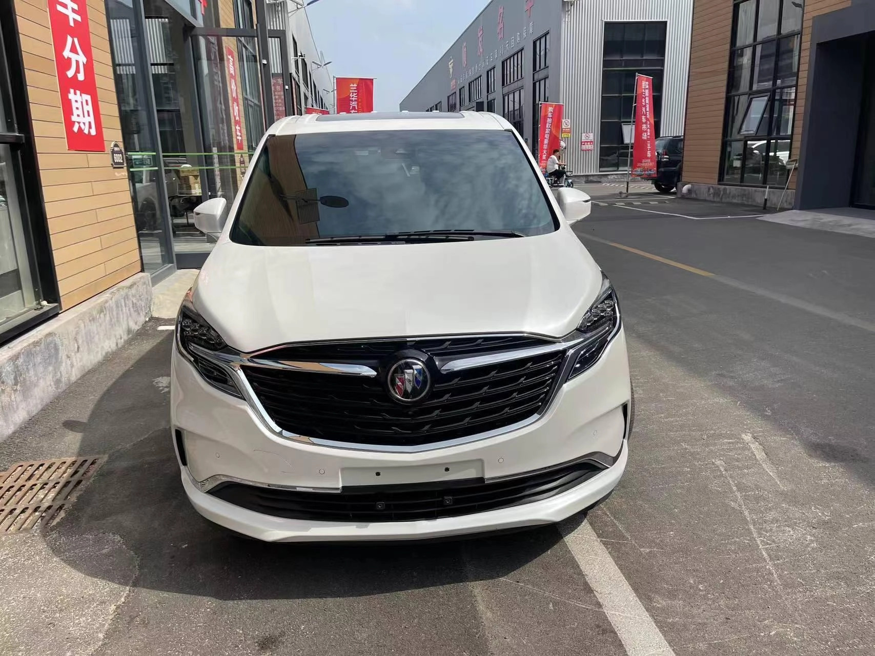 Buick GL8 653 New Model - White, Repainted, 2 Ownership Transfers ...