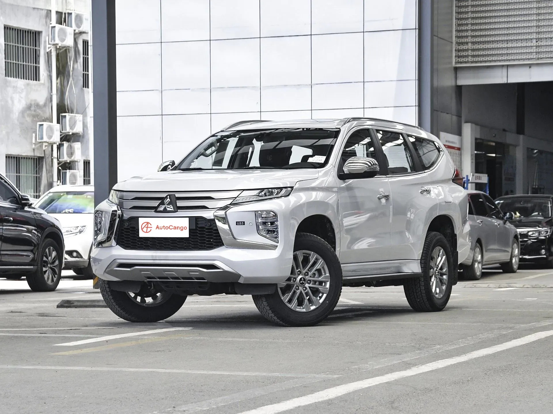 2019 Mitsubishi Pajero 3.0L 209HP V6 8AT MSRP 279800 配置详情 | AutoCango 多语言车型库