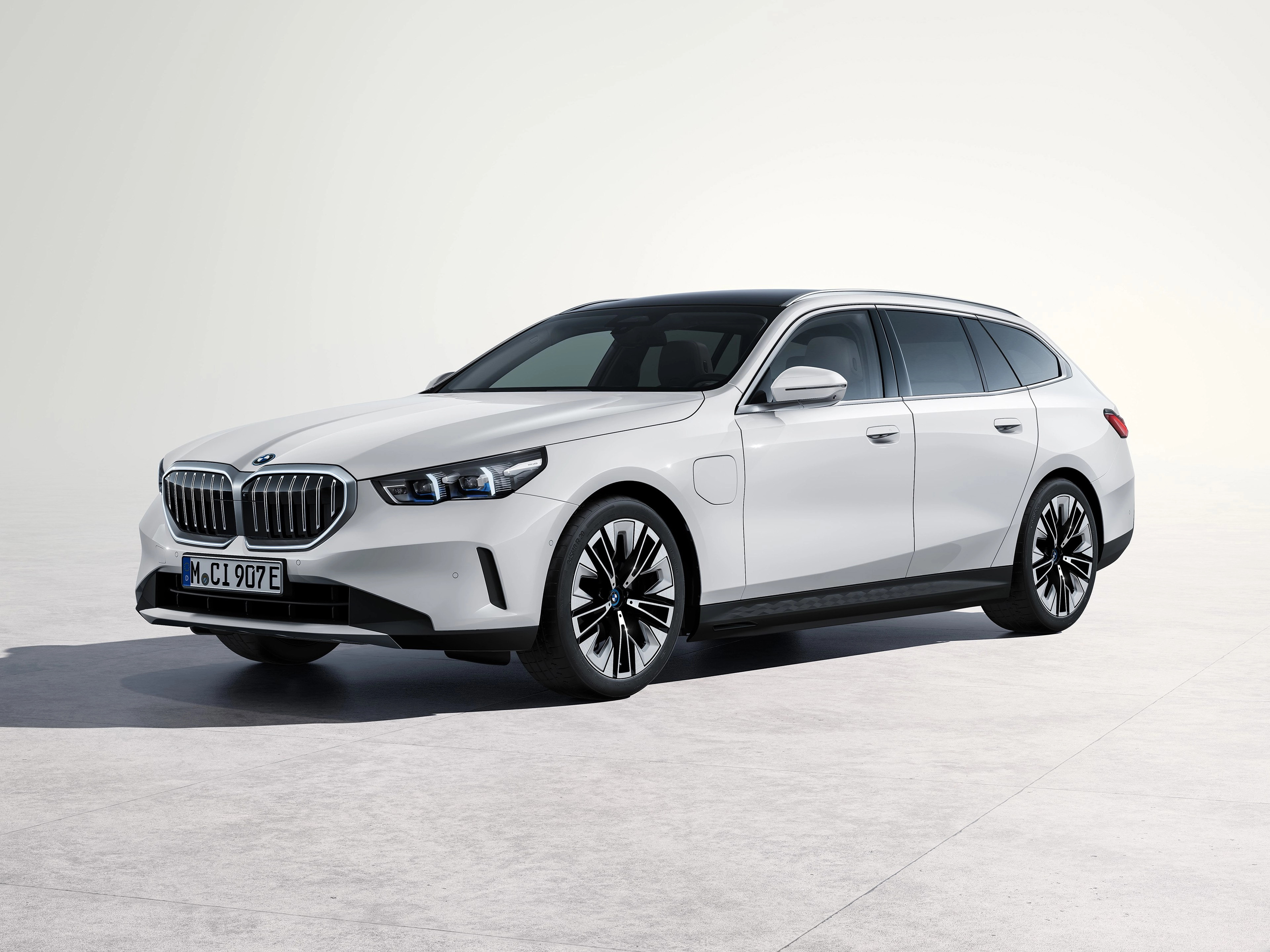 2022 BMW 5 Series 2.0T 184HP L4 8AT PHEV 17.7KWH MSRP 536900 Specs and ...