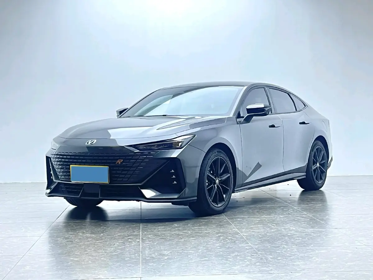 ChangAn UNI-V 2022 1.5T 188HP L4 voiture d'occasion de 2022 à exporter de Chine pour le ...