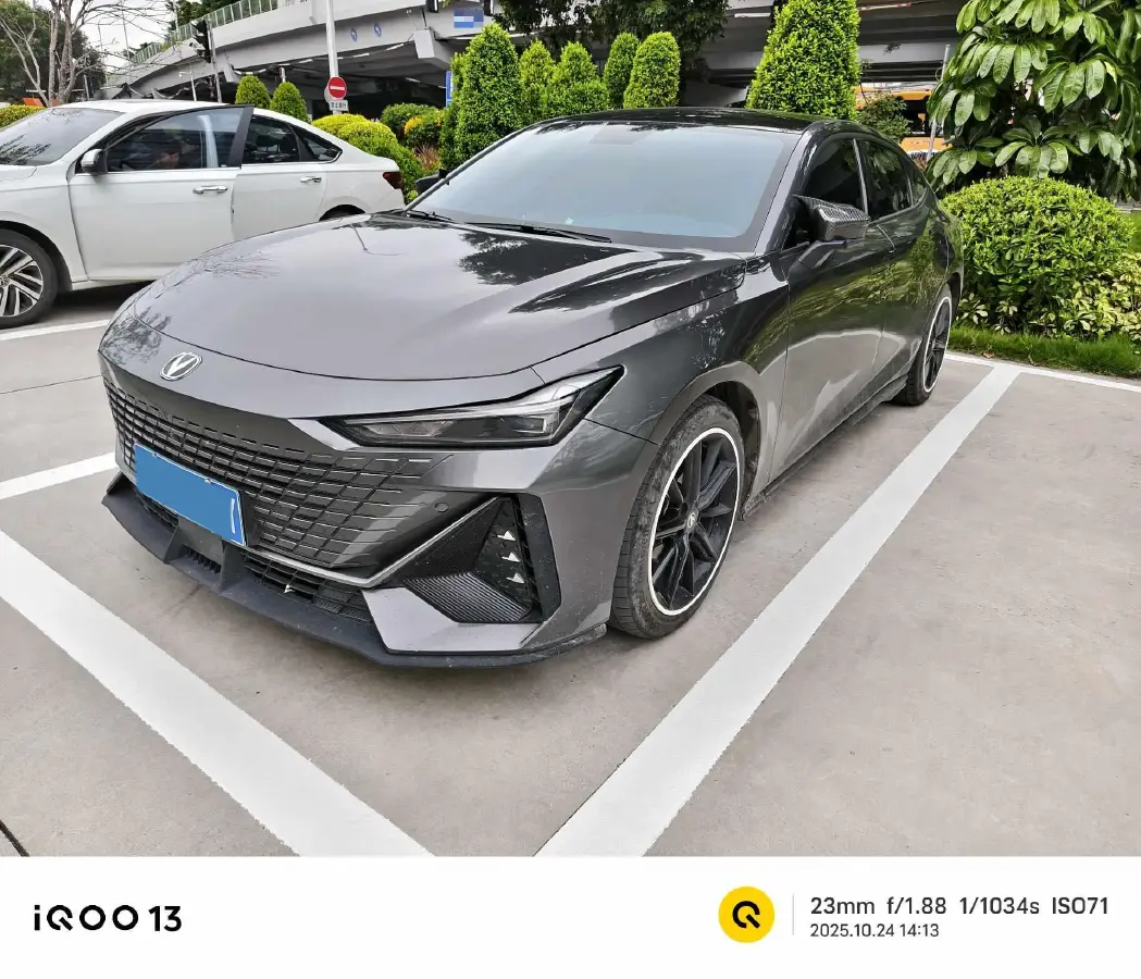 ChangAn UNI-V 2022 1.5T 188HP L4 voiture d'occasion de 2022 à exporter de Chine pour le ...