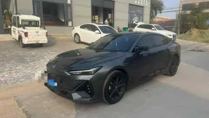 ChangAn UNI-V 2023 1.5T 188HP L4 voiture d'occasion de 2023 à exporter de Chine pour le ...