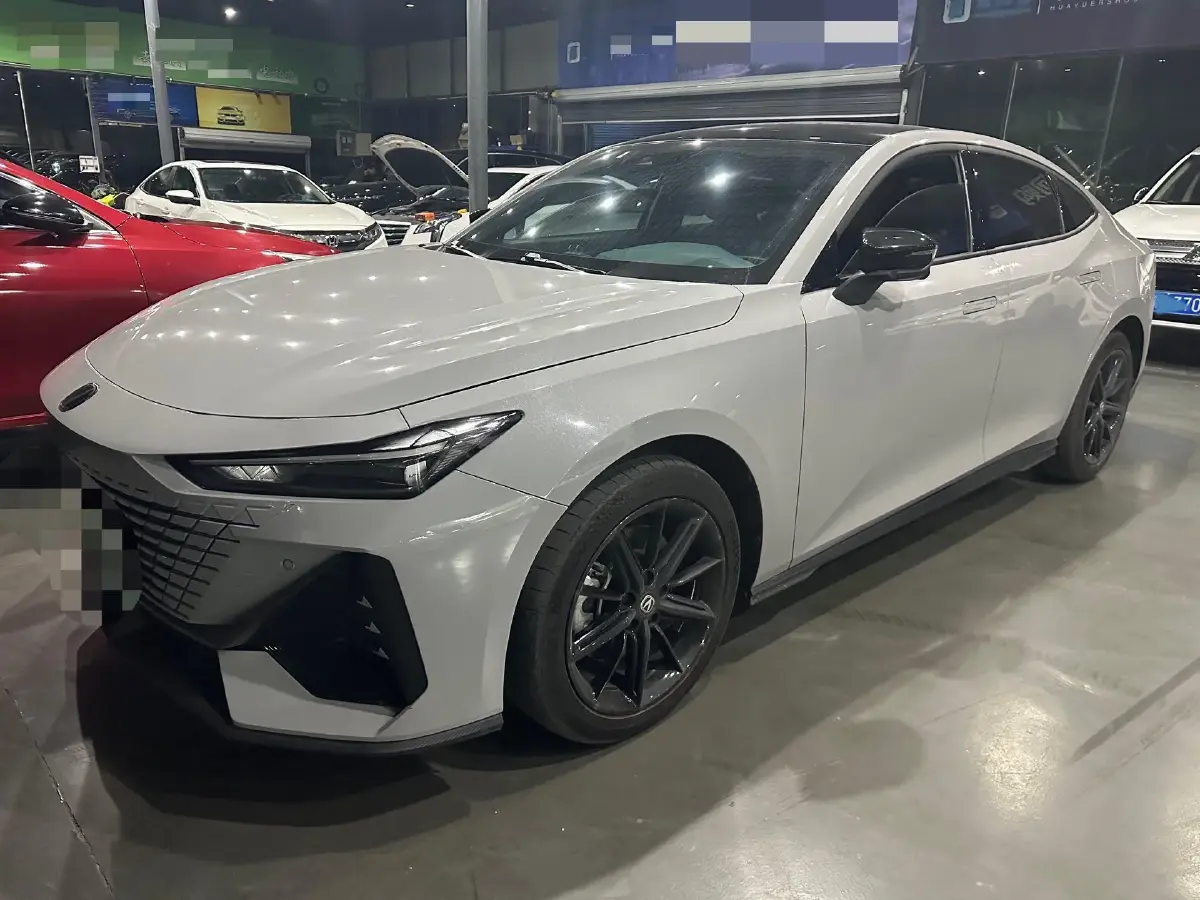 ChangAn UNI-V iDD 2023 1.5T 170HP L4 voiture d'occasion de 2023 à exporter de Chine pour le ...