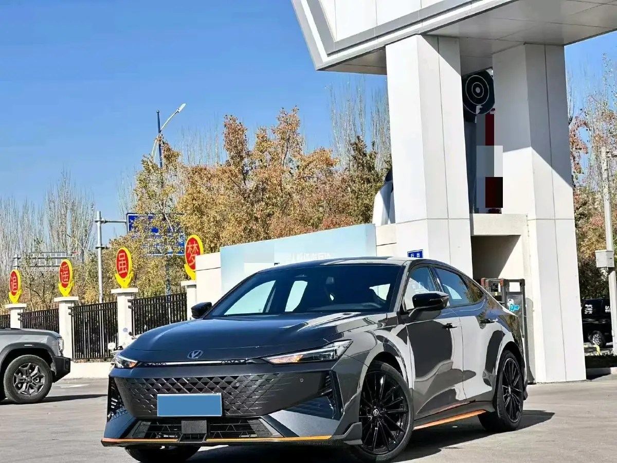 ChangAn UNI-V 2025 1.5T 192HP L4 voiture d'occasion de 2025 à exporter de Chine pour le ...